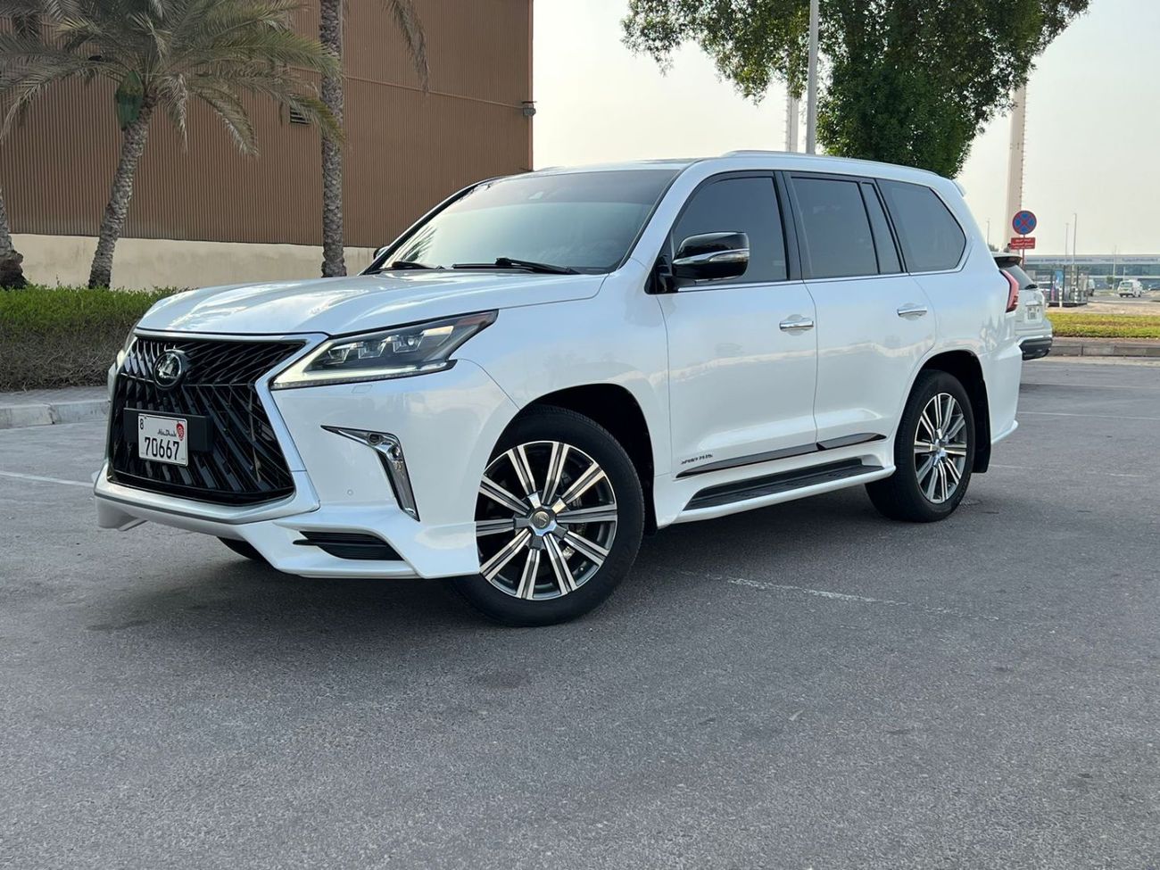 مستعملة لكزس LX 570 Signature 5.7L 2017 للبيع في أبوظبي - 872926