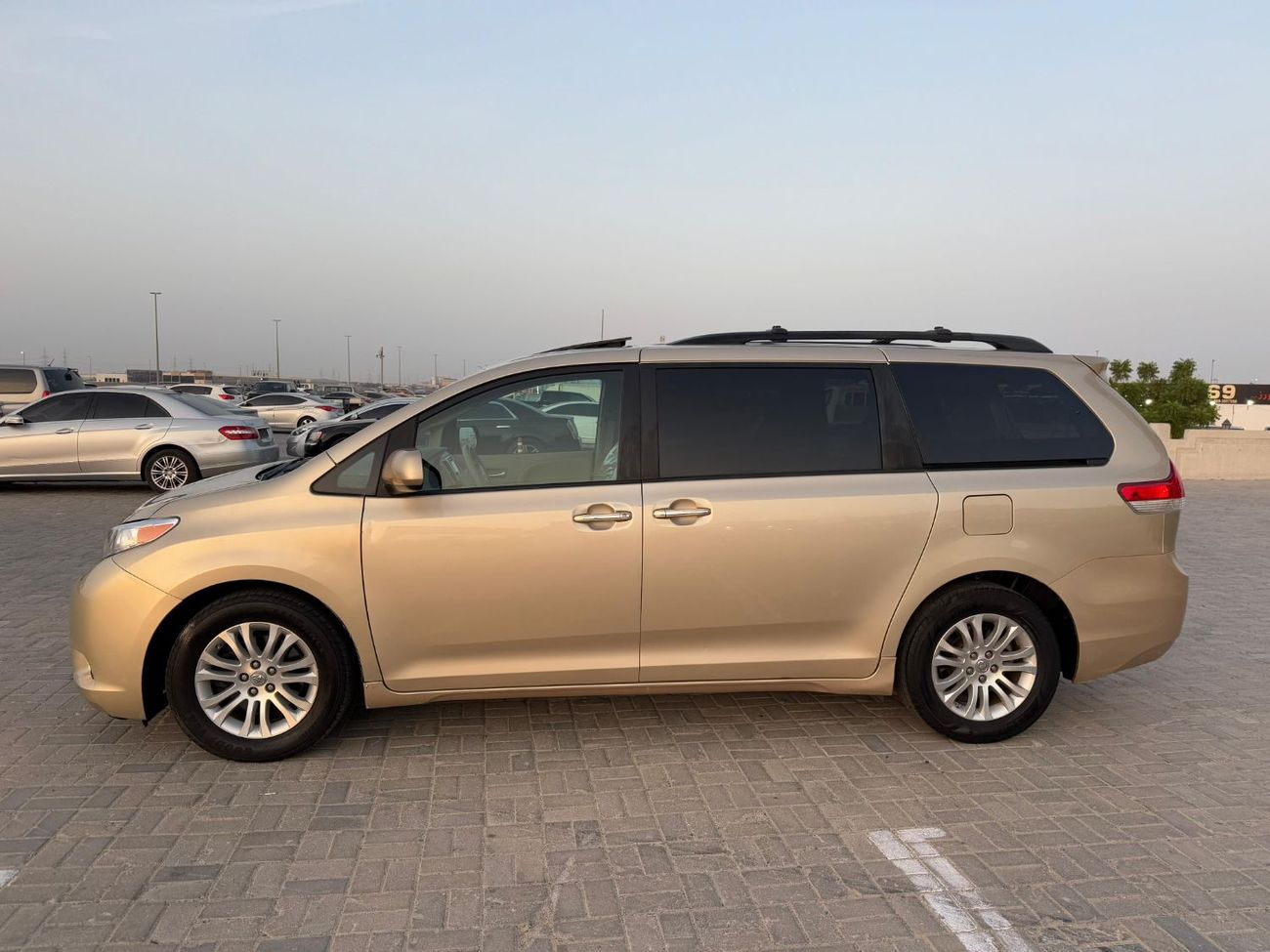 Used Toyota Sienna 2014 XLE 2014 for sale in Ajman - 872333