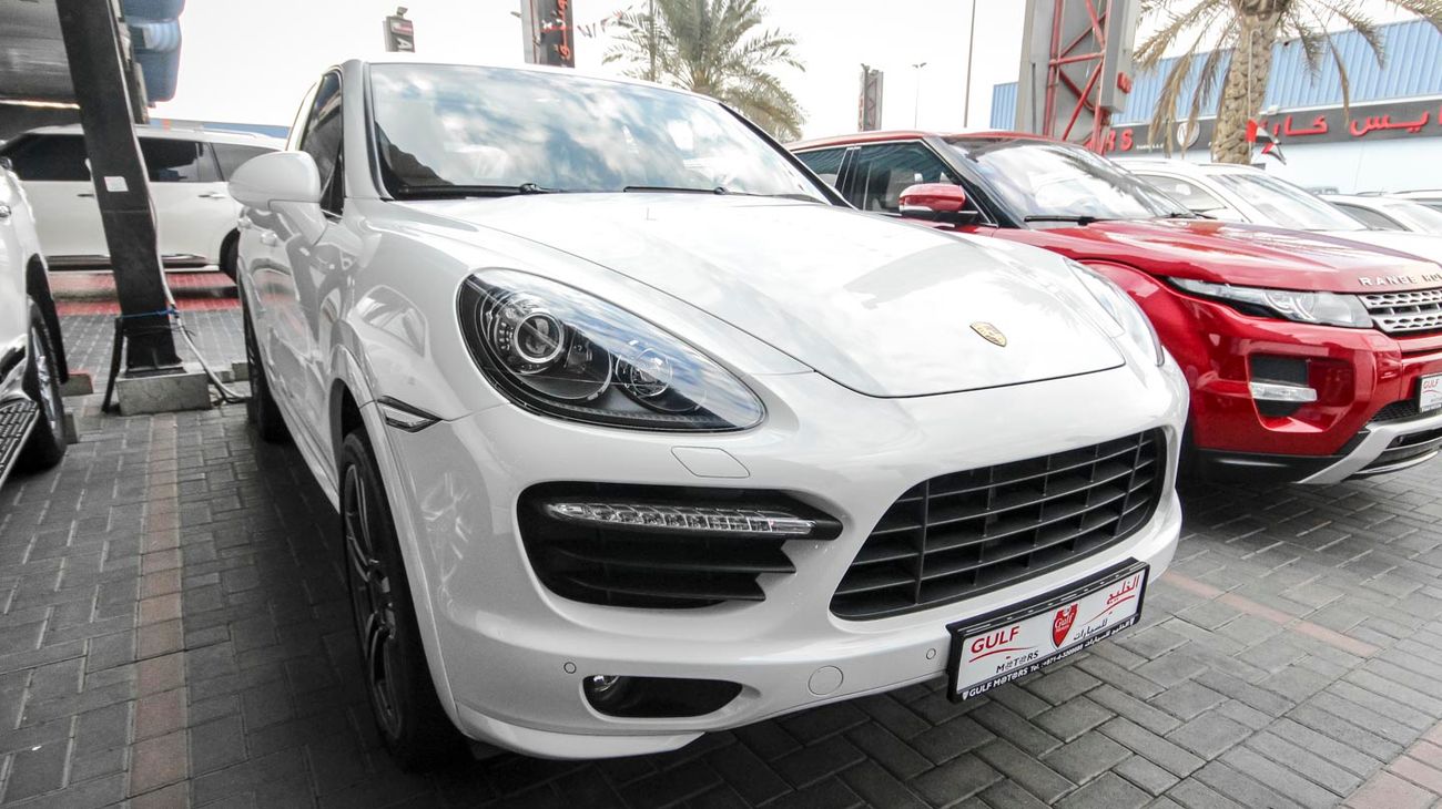 Used Porsche Cayenne 2013 for sale in Dubai - 13100
