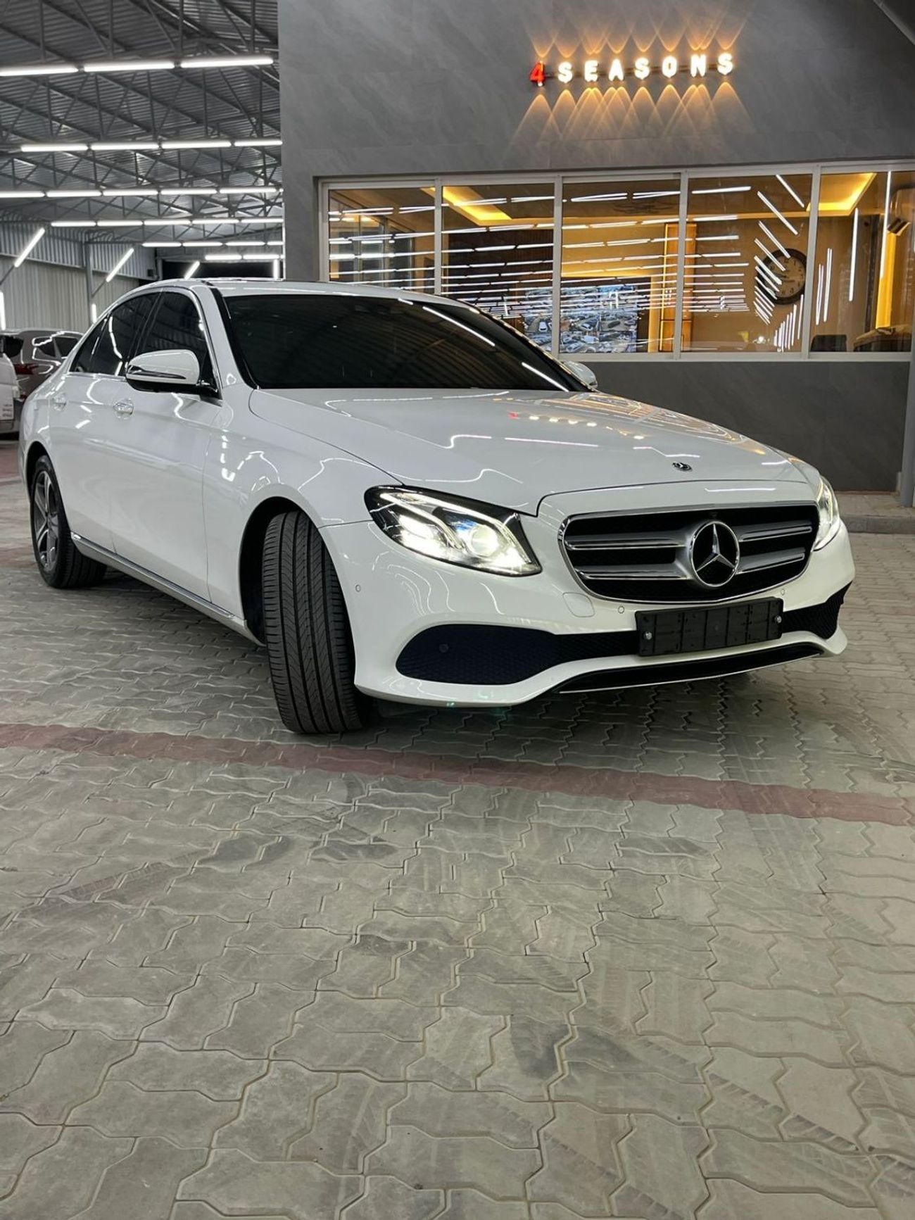 مستعملة مرسيدس بنز E300 Std 2018 للبيع في عجمان - 762384