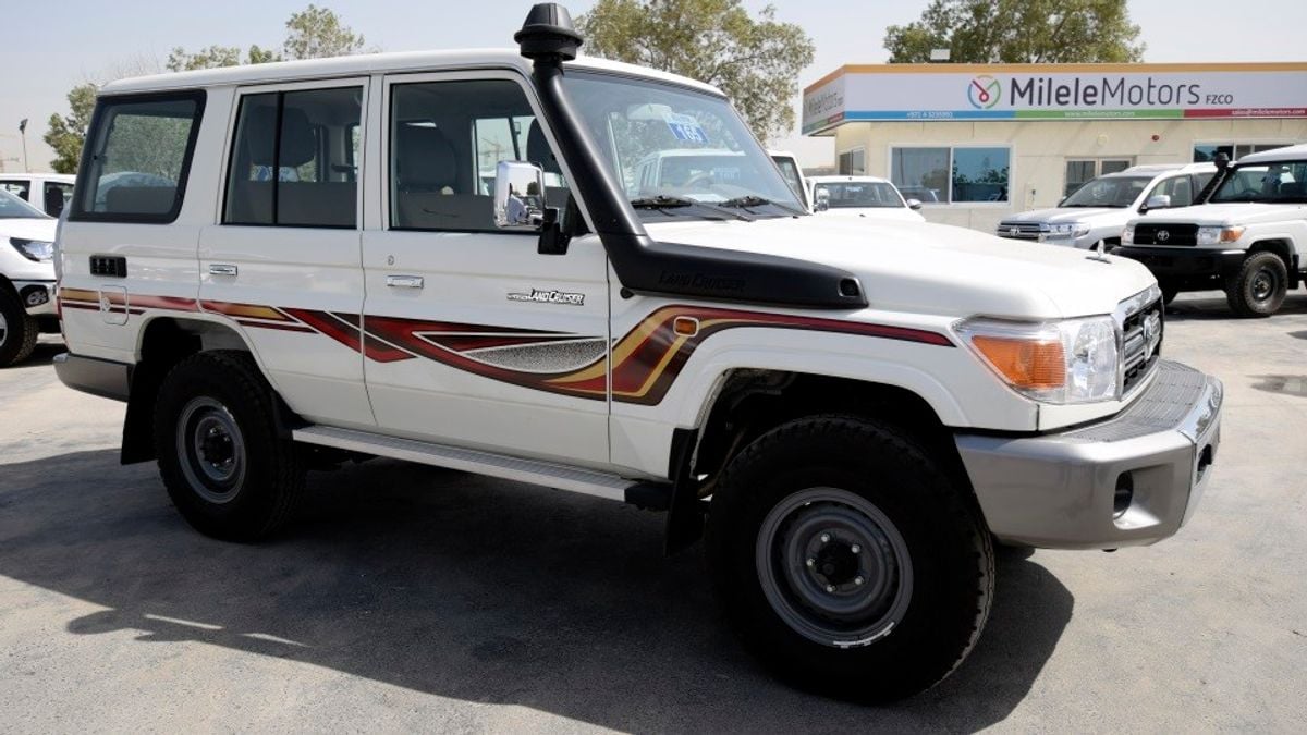 Toyota Land Cruiser Hardtop 5 Door 6 cylinder 1HZ for sale. White, 2016