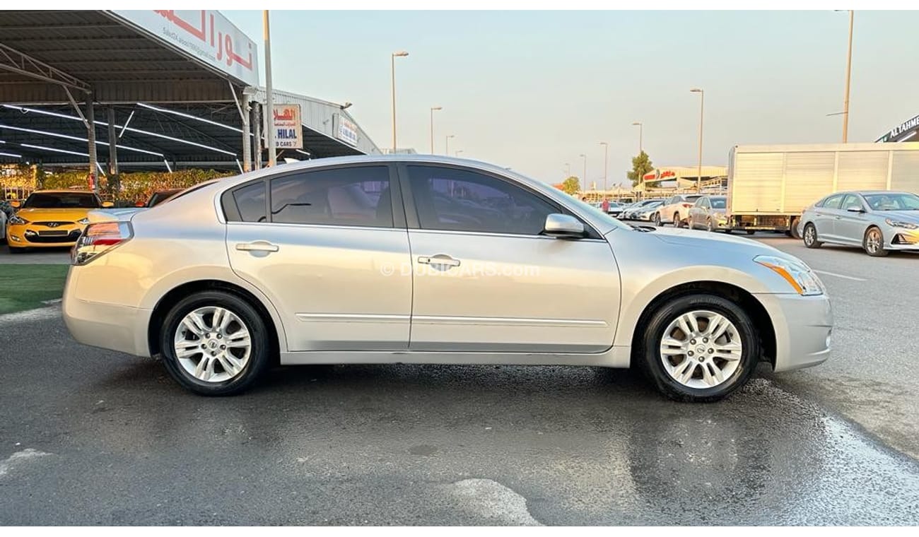 Used Nissan Altima 2010 for sale in Dubai - 698409