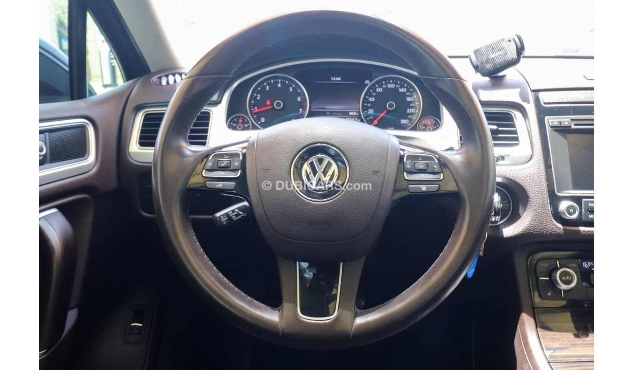 Used Volkswagen Touareg 7P 2016 for sale in Dubai - 633477