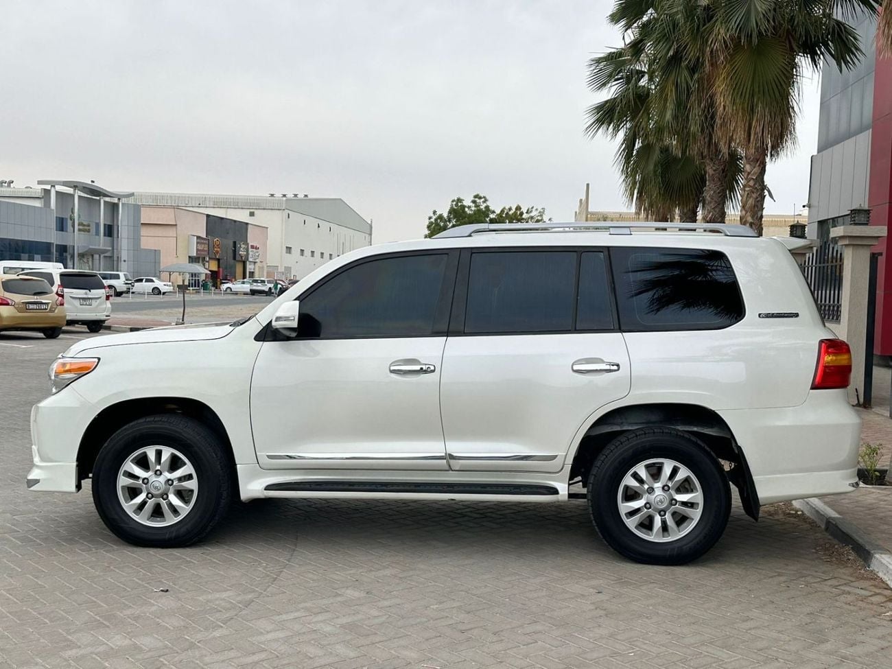 Used Toyota Land Cruiser 2011 for sale in Dubai - 731822